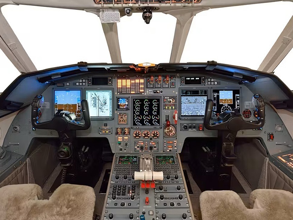 Common BizAv Cockpit Upgrade Paths: Universal EFI-890R | AvBuyer