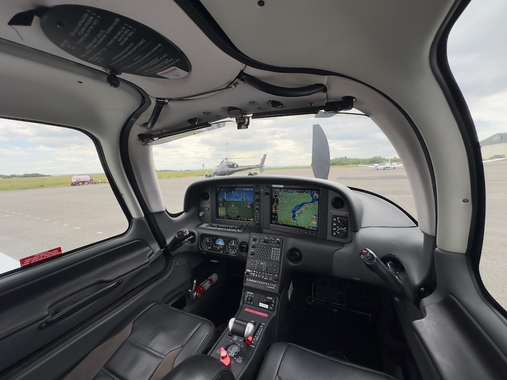 2010 Cirrus SR22 G3 Turbo GTS For Sale | England, UK. 1490 hrs. | AvBuyer