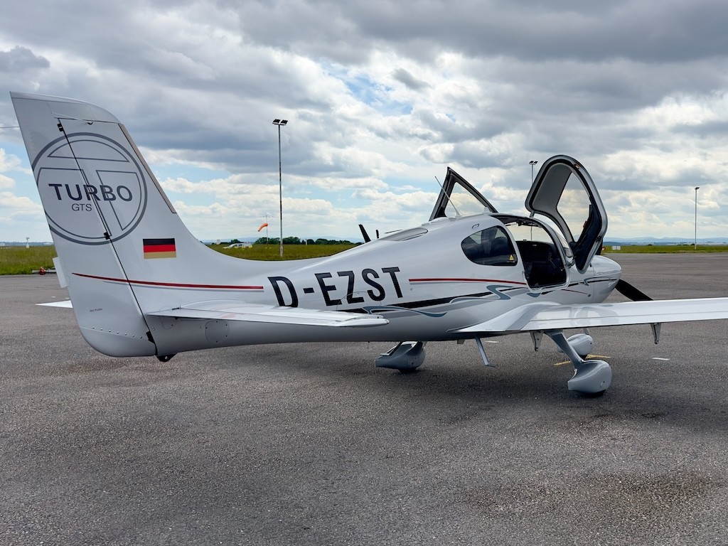 2010 Cirrus SR22 G3 Turbo GTS For Sale | England, UK. 1490 hrs. | AvBuyer