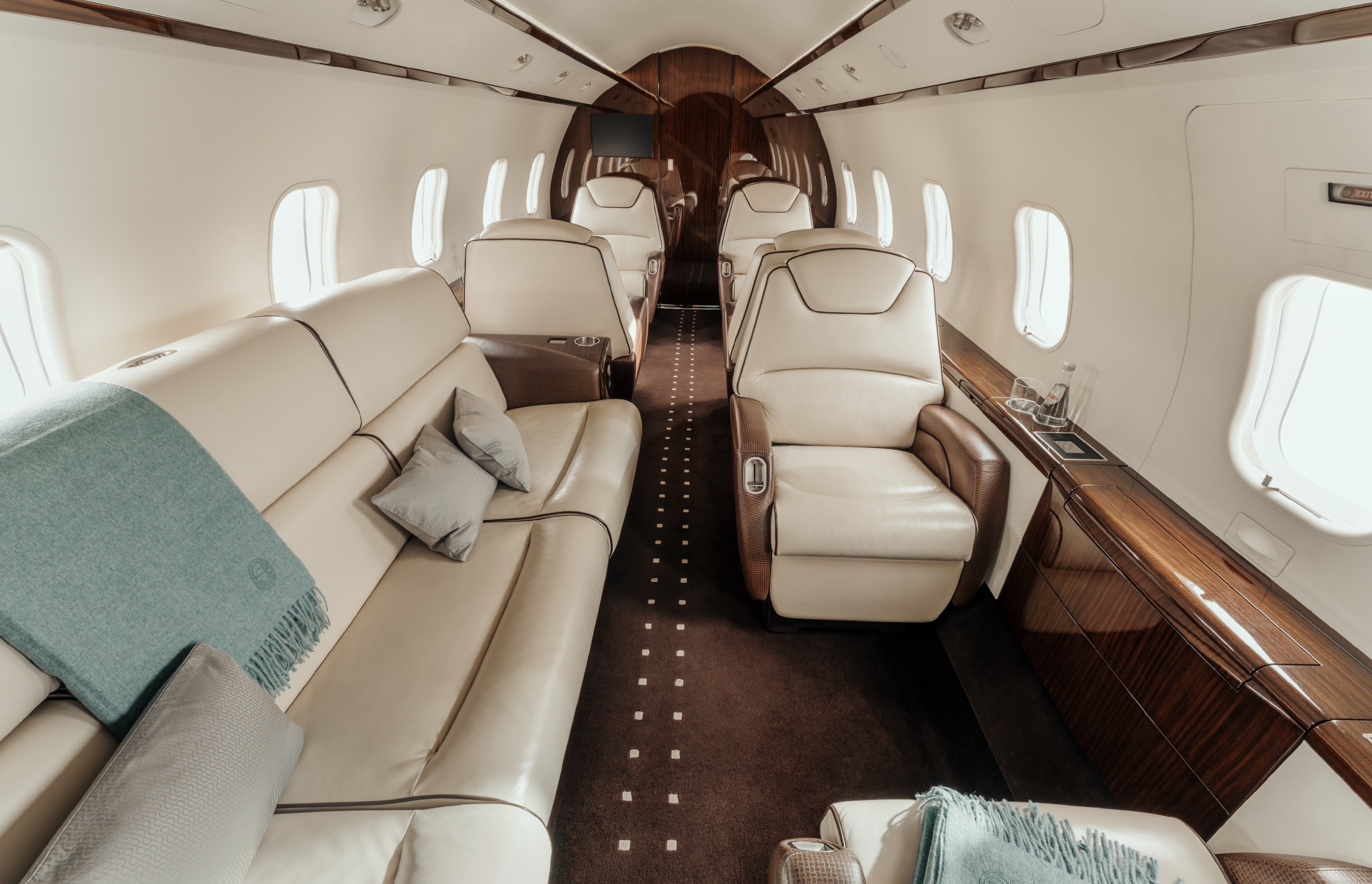 2010 Bombardier Challenger 300 For Sale | CZ. 8498 hrs. | AvBuyer