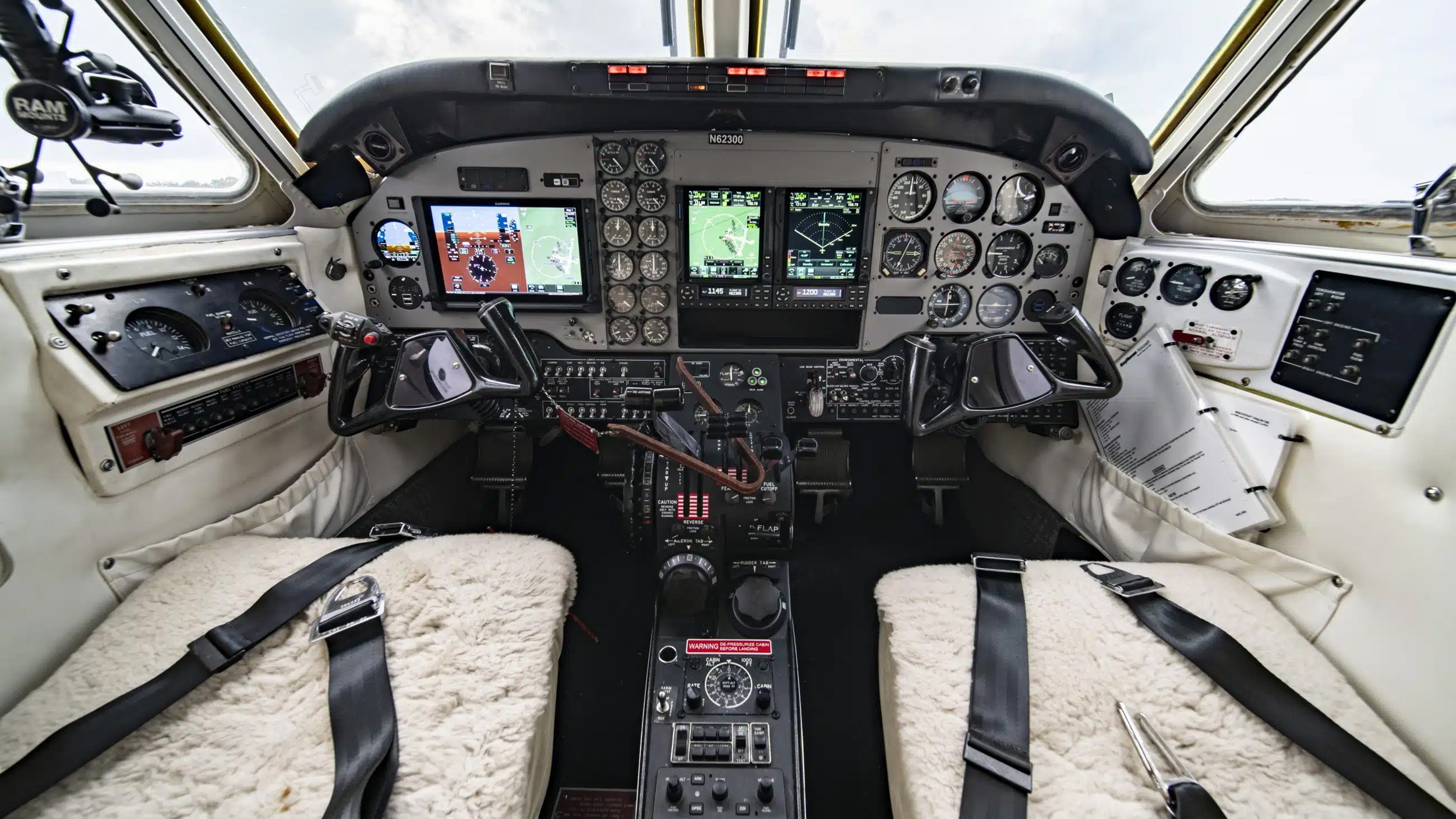 Beechcraft King Air C90 For Sale | FL, US. 8361 hrs. N | AvBuyer