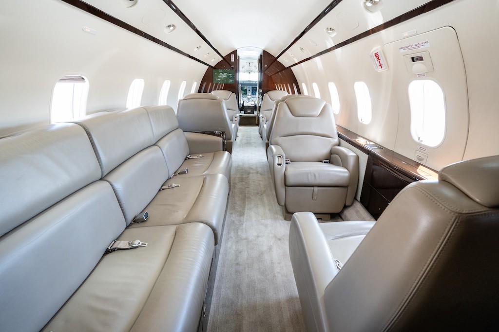 2013 Bombardier Challenger 300 For Sale | TX, US. 3515 hrs. | AvBuyer
