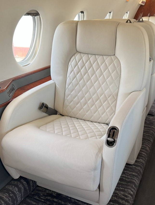2007 Gulfstream G200 For Sale | Canada. 8236 hrs. | AvBuyer