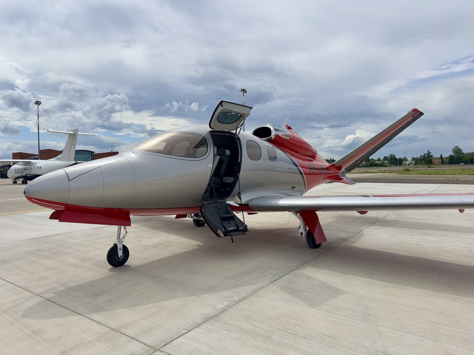 2020 Cirrus Vision SF50 For Sale | England, UK. 168 hrs. | AvBuyer