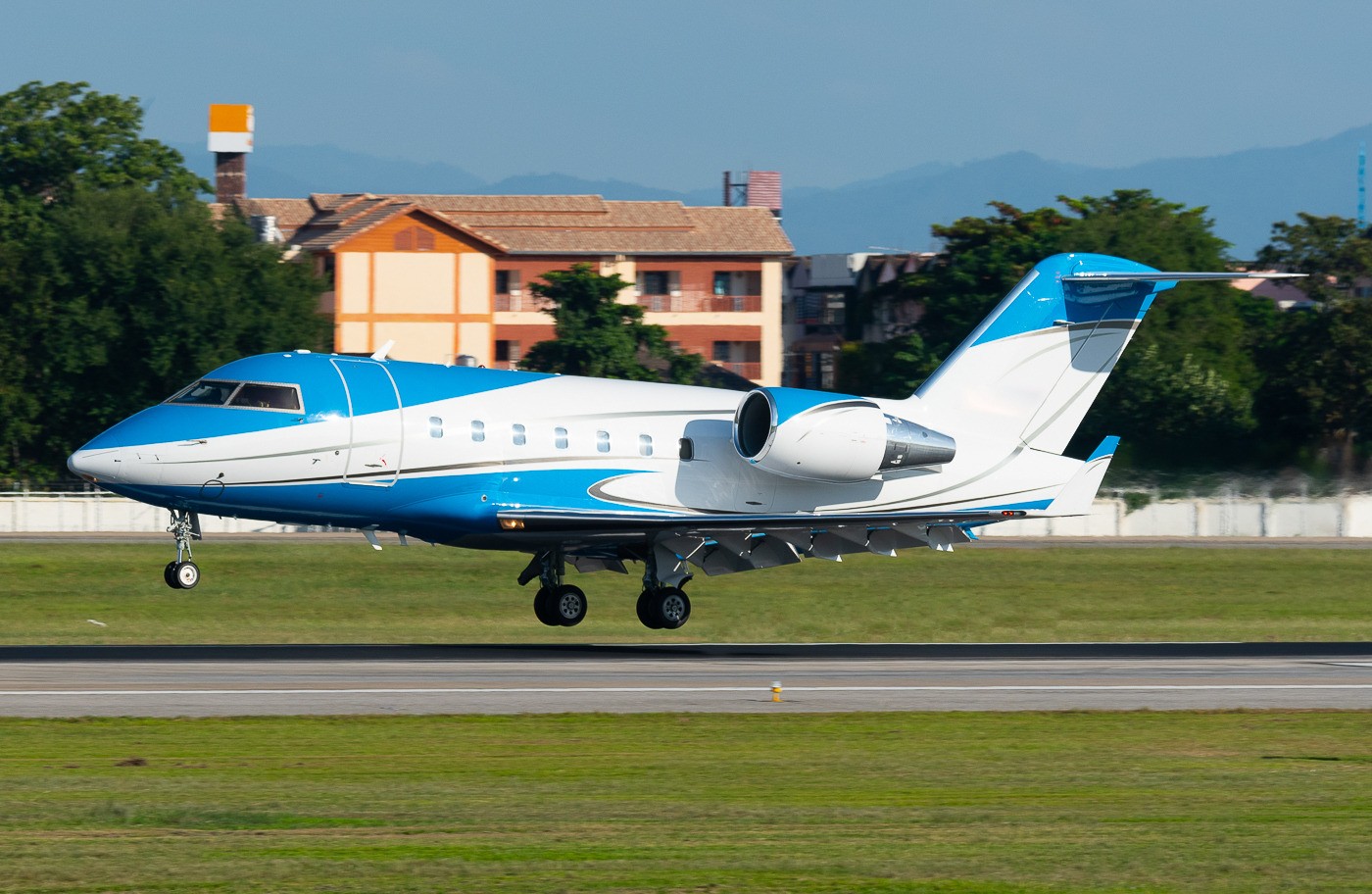 2000 Bombardier Challenger 604 For Sale | Lao. 16309 hrs. | AvBuyer