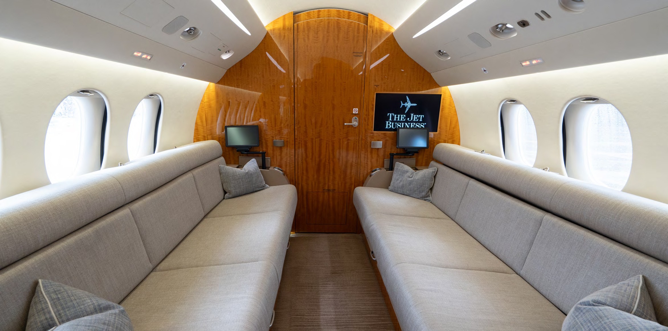2015 Dassault Falcon 7X For Sale | England, UK. 4081 hrs. | AvBuyer