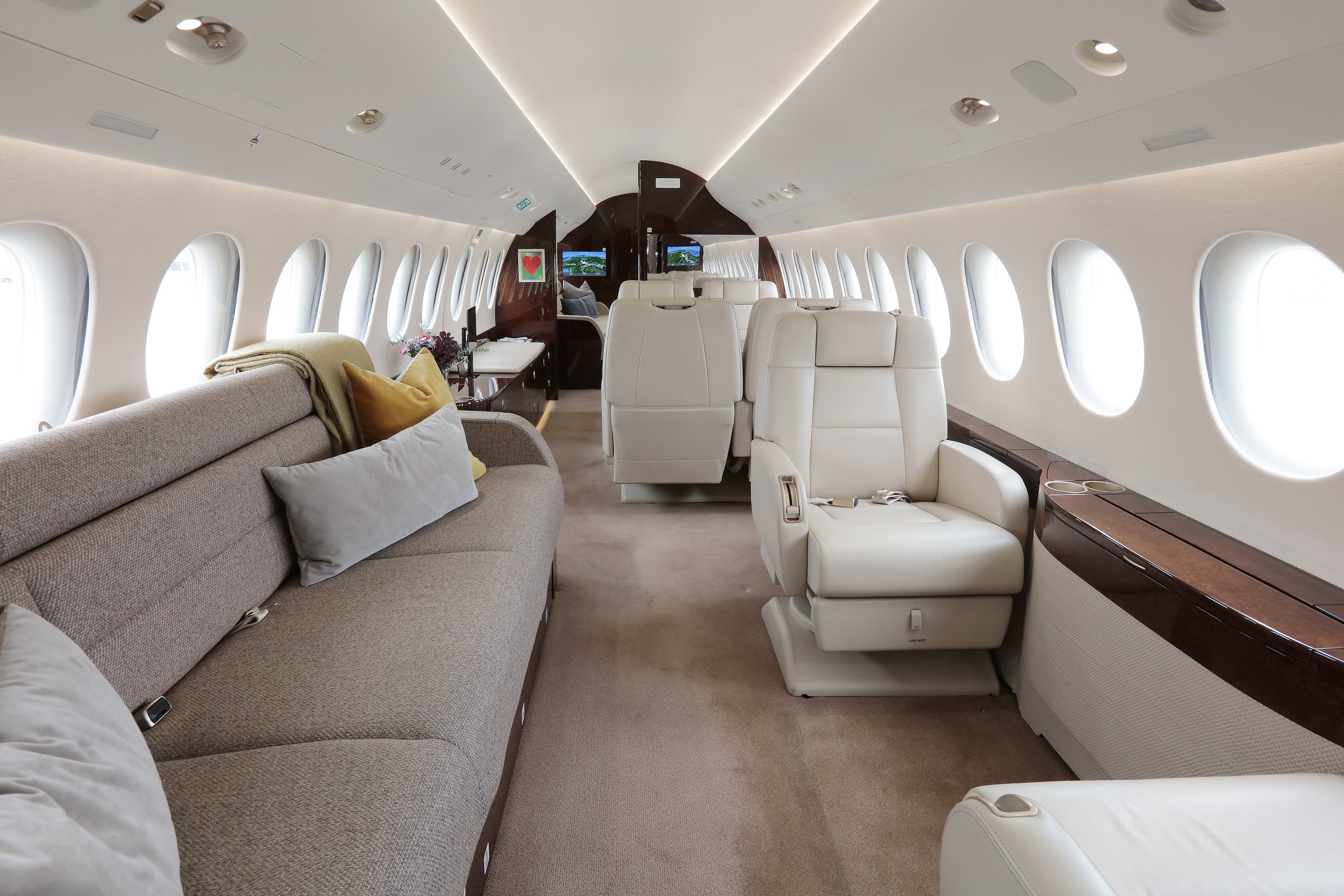 2017 Dassault Falcon 8X For Sale | France. 3532 hrs. | AvBuyer