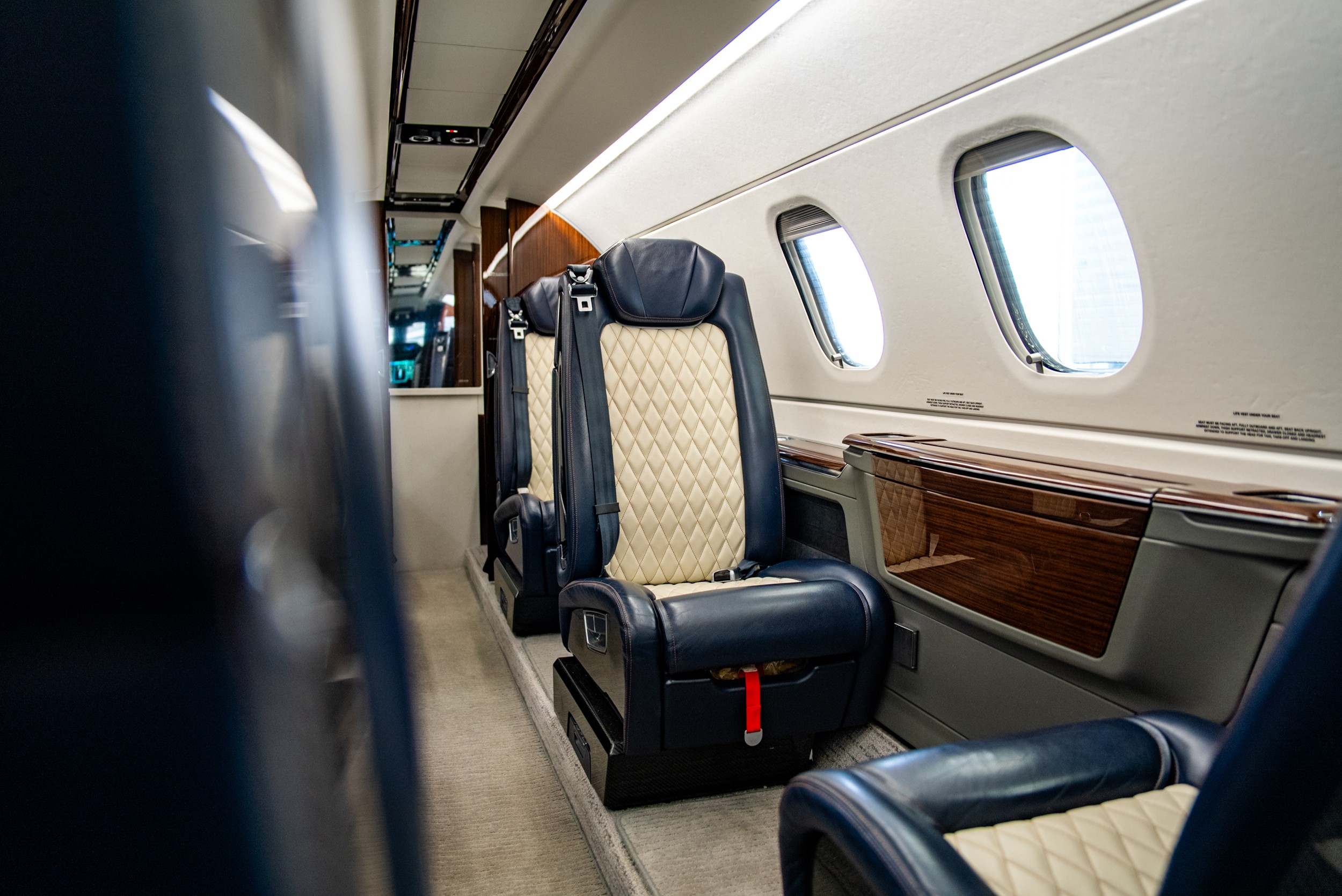 2019 Embraer Phenom 300E For Sale | England, UK. 2654 hrs. | AvBuyer