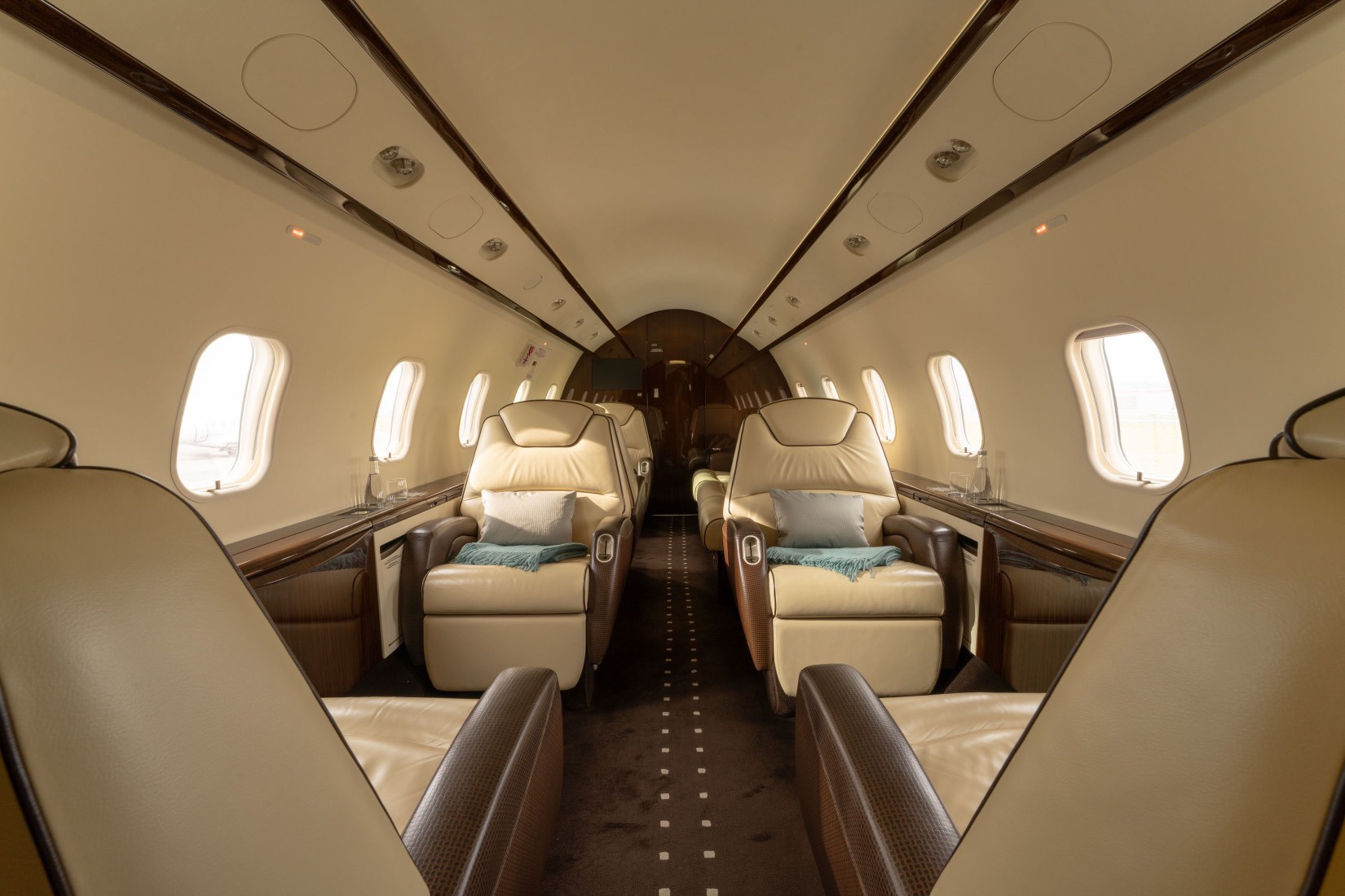 2010 Bombardier Challenger 300 For Sale | FL, US. 9,220 hrs. | AvBuyer