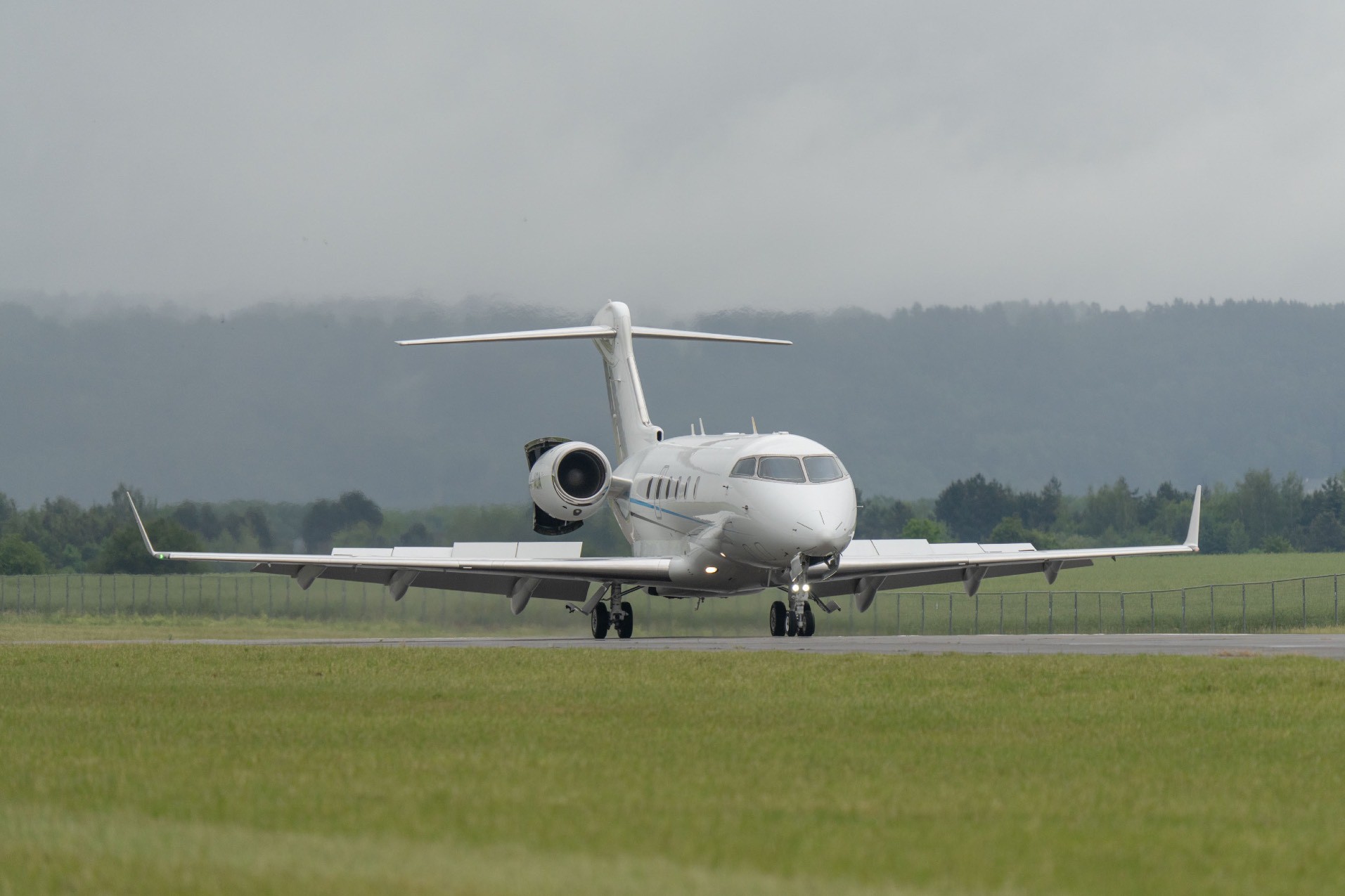 2010 Bombardier Challenger 300 For Sale | FL, US. 9,220 hrs. | AvBuyer